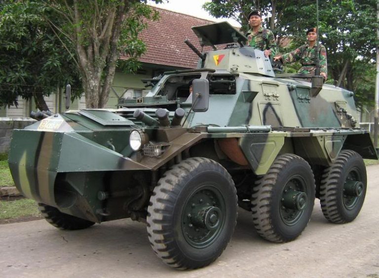 Alvis Saracen: Panser APC Sepuh dari Era Revolusi 1965 - Indomiliter ...